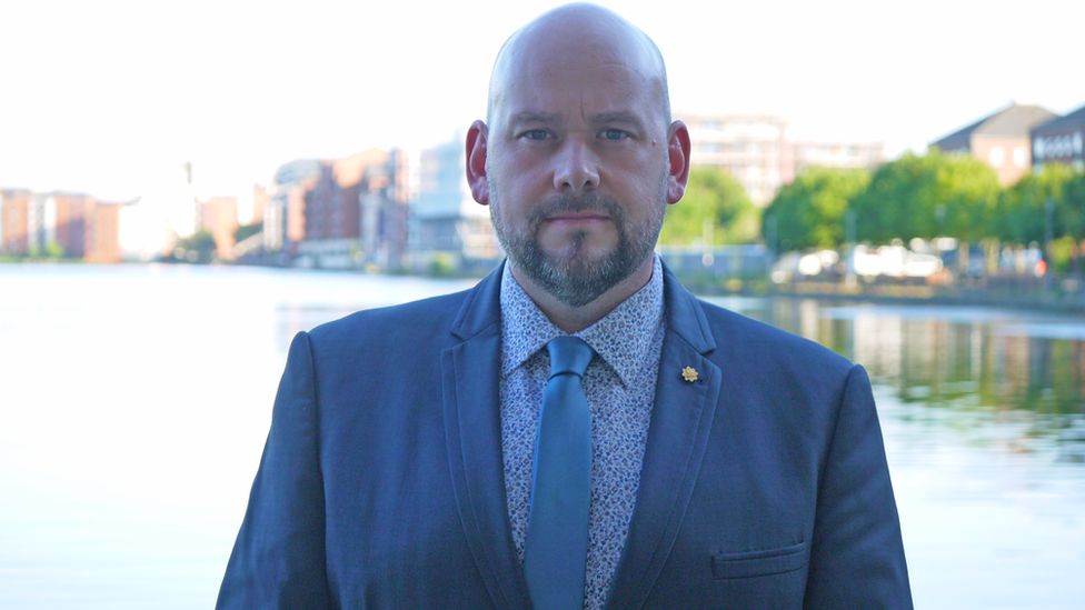 Plaid Cymru chief executive Carl Harris leaves job - BBC News