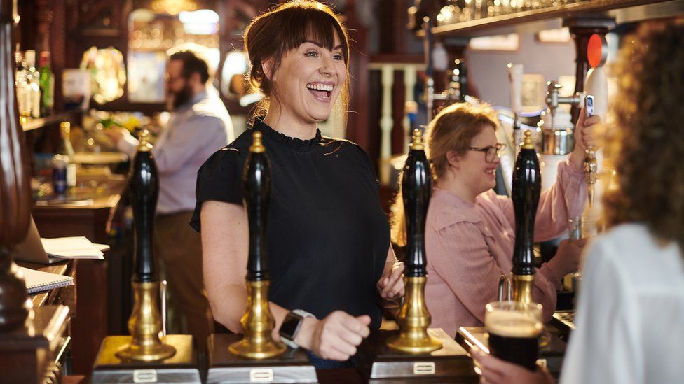 Sunday sunshine helps Coronation pub takings - BBC News