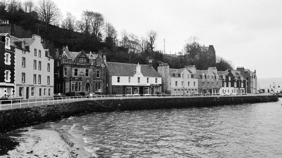 Public asked to solve Scottish archive picture mystery - BBC News