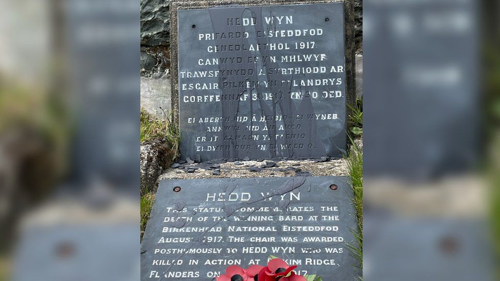 Paent wedi ei daflu eto dros gofeb Hedd Wyn - BBC Cymru Fyw