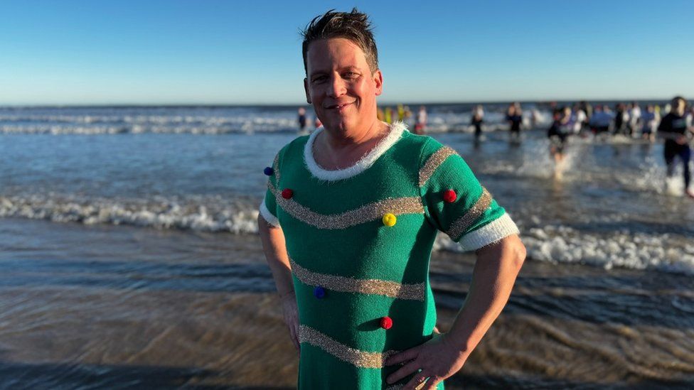 Hundreds brave Boxing Day dips in the north-east - BBC News