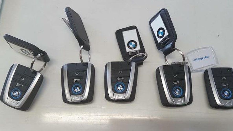 Leicester City players change their car colours from team blue - BBC News