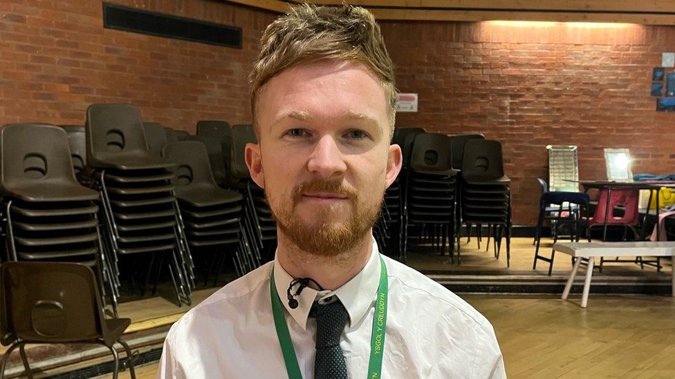 Ysgolion yn ceisio denu disgyblion absennol yn ôl - BBC Cymru Fyw