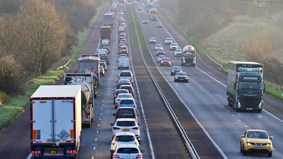 M1 reopened after multi-vehicle crash - BBC News
