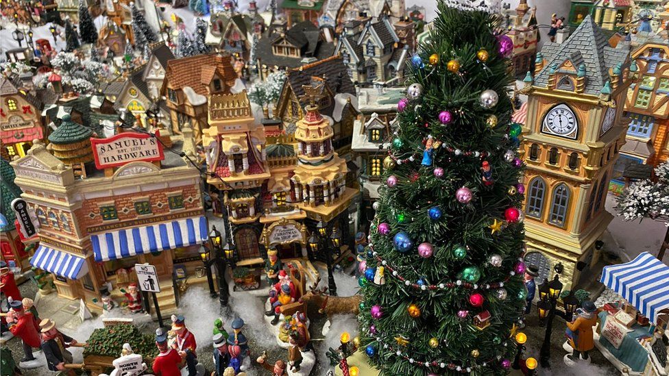 Cirencester couple creates Christmas model village - BBC News