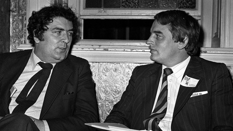 Austin Currie: Tributes paid to NI civil rights leader - BBC News