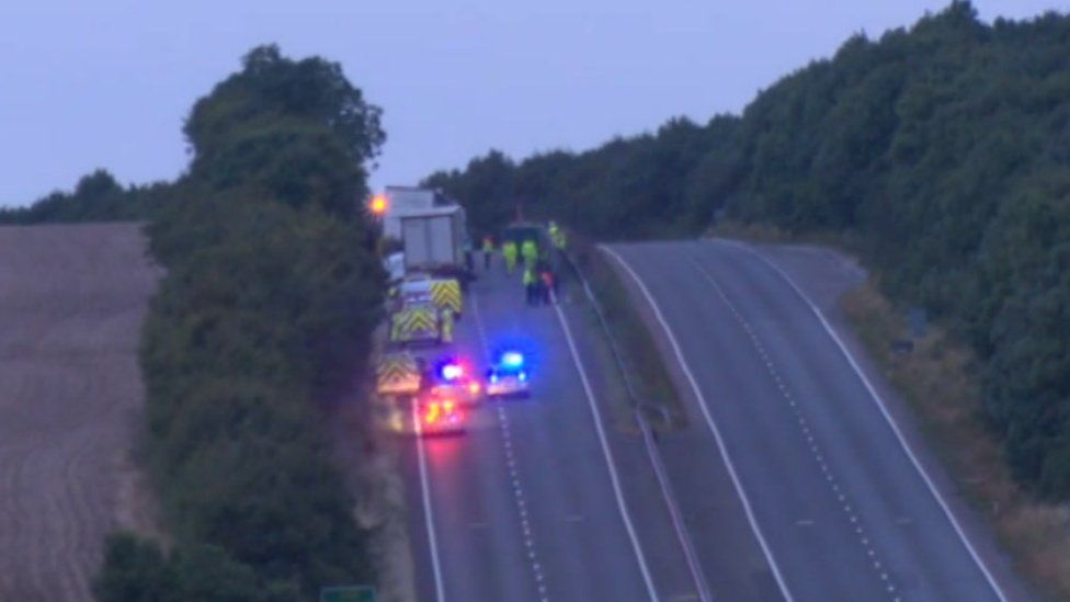 Lorry driver pleads guilty over four-death A34 crash - BBC News