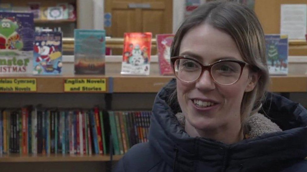 Gostyngiad o 40% yn oriau agor llyfrgelloedd Sir Ddinbych - BBC Cymru Fyw