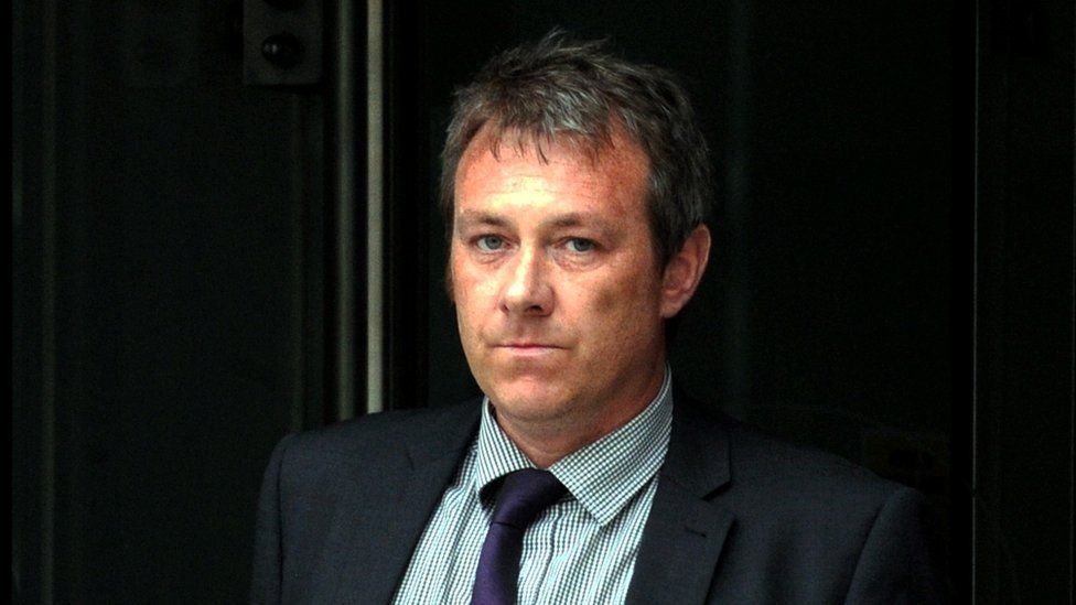 Drunk police detective Simon Reader drove at 100mph - BBC News
