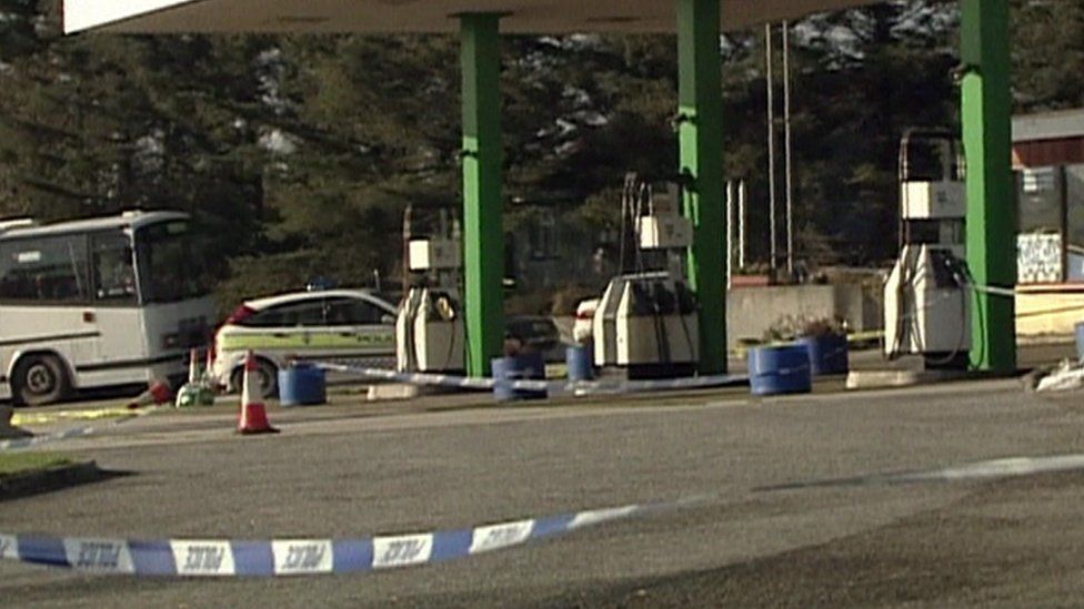 Wadebridge garage murder: Victim 'predicted' killer's identity - BBC News