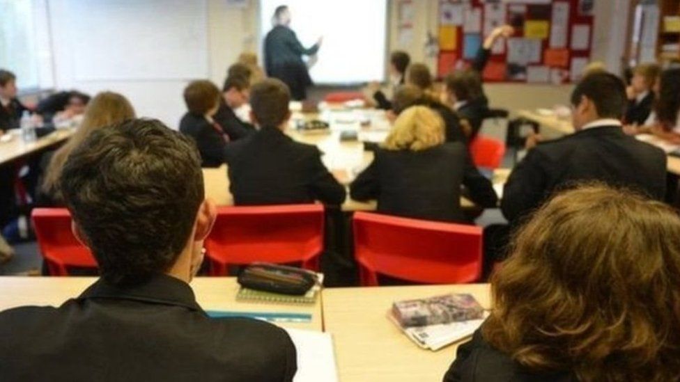 'Angen deddf addysg Gymraeg fel mater o flaenoriaeth' - BBC Cymru Fyw