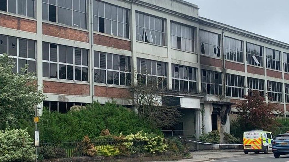 Disused Dumfries factory fire 'started deliberately' - BBC News