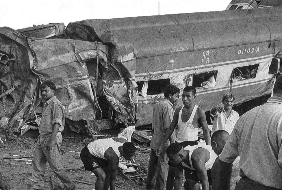 India train crash: Haunting images of a deadly 2002 disaster - BBC News