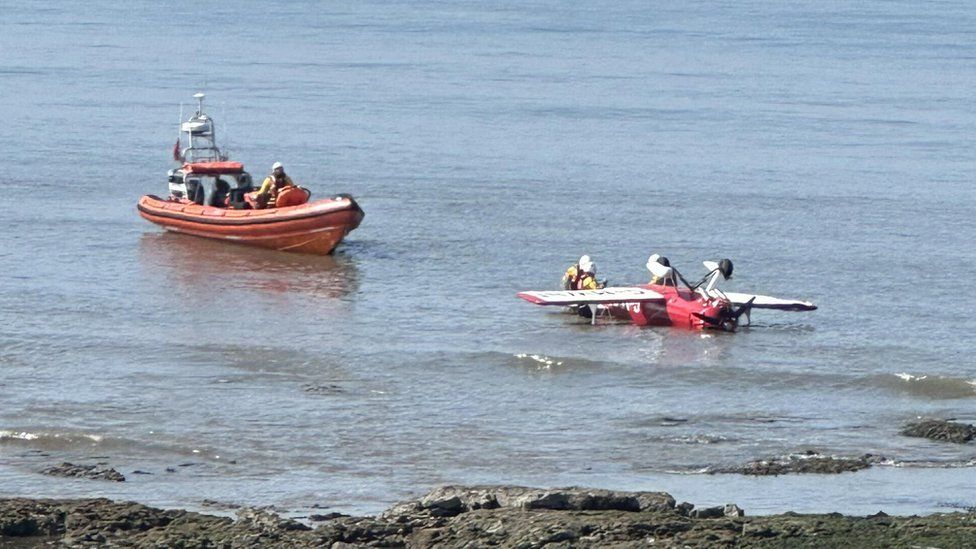 Awyren wedi plymio i'r môr ger Porthcawl - BBC Cymru Fyw