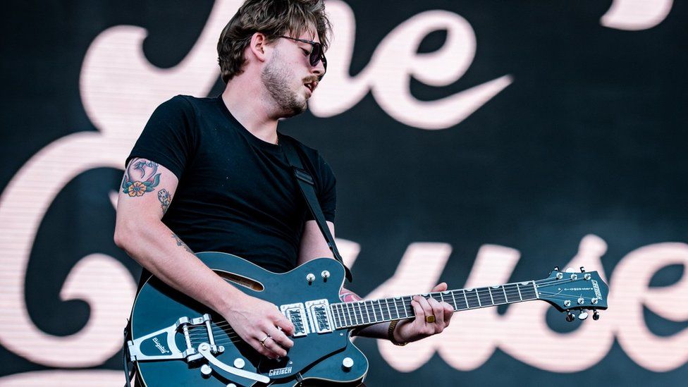 In pictures: Pulp headline Isle of Wight Festival - BBC News