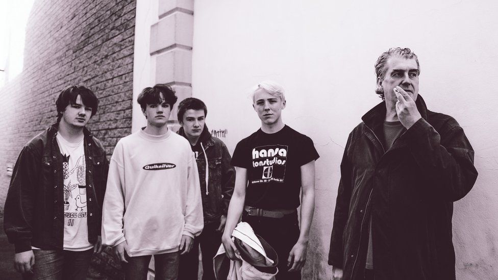 Oriel: 15 mlynedd o gigs, cefn llwyfan a chloriau albyms - BBC Cymru Fyw