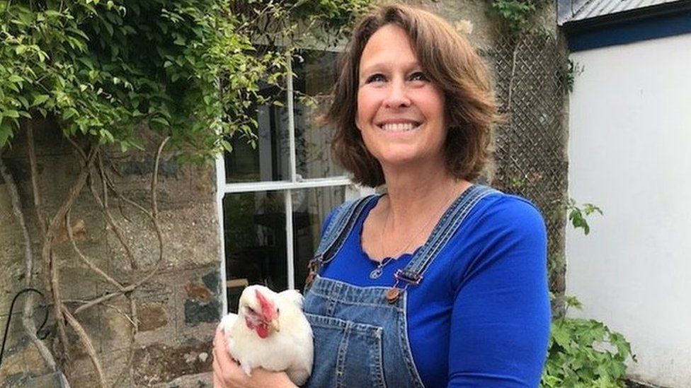 Coronavirus: Lockdown rush for hens prompts supply concern - BBC News