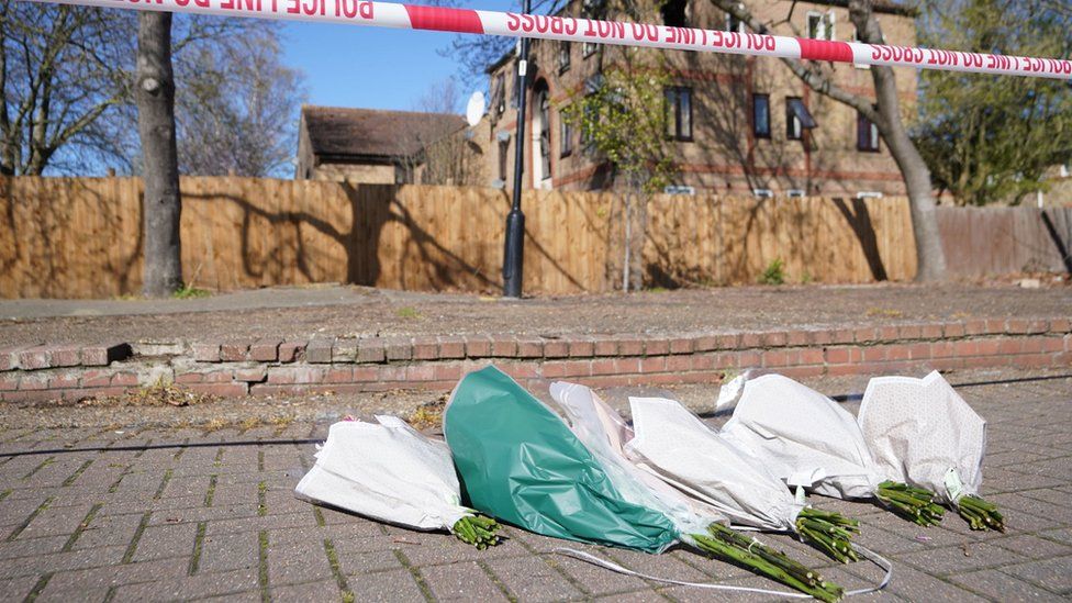 Beckton blaze: Boy, 16, bailed after girl dies in flat fire - BBC News
