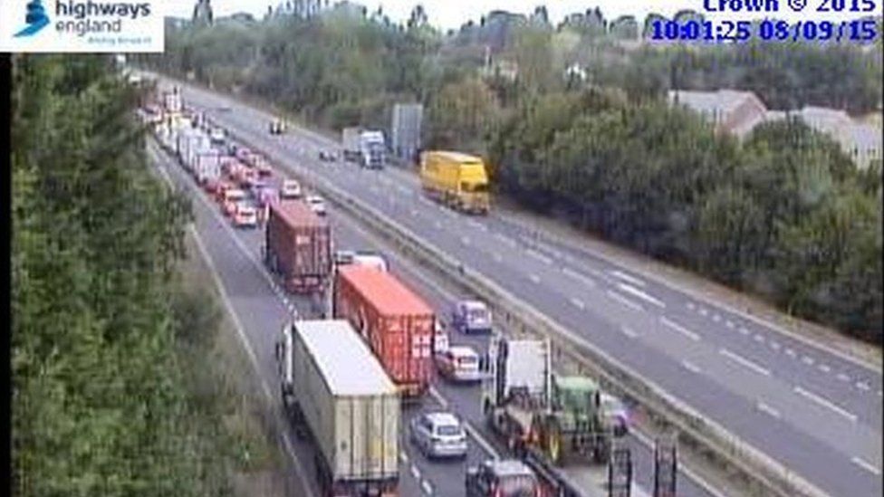 A14: Lorry accident closes westbound section - BBC News