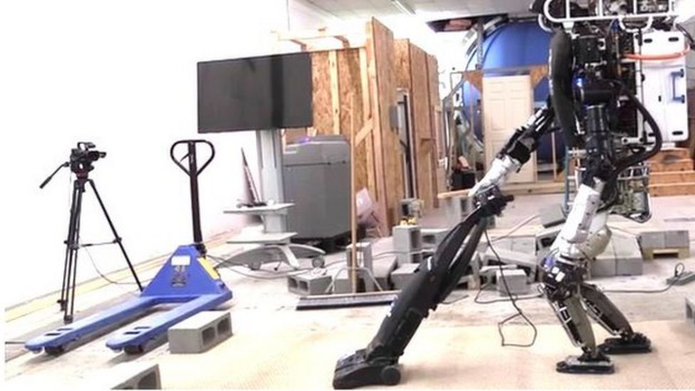 Remarkable Boston Dynamics robot puts up with bullying - BBC News