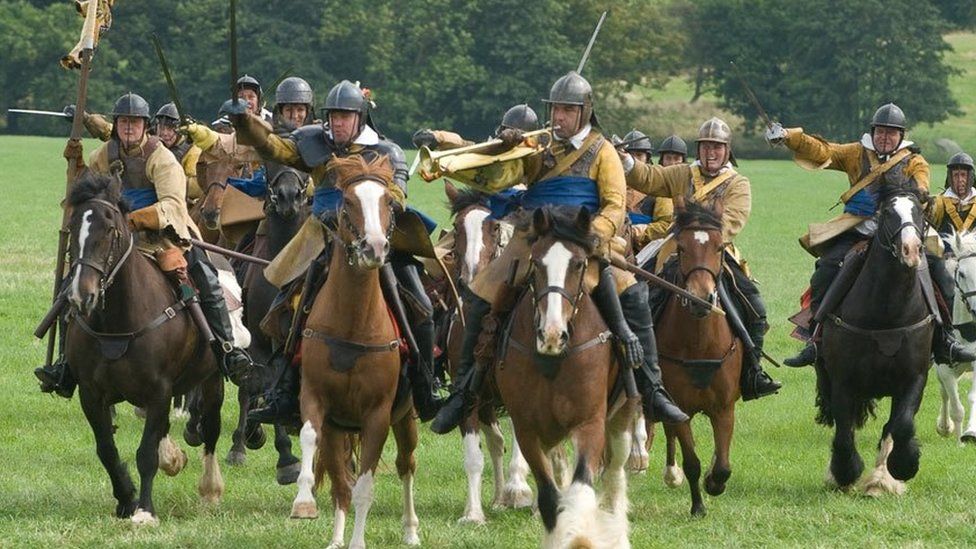 Sealed Knot honours founder Brig Peter Young in Oxford - BBC News
