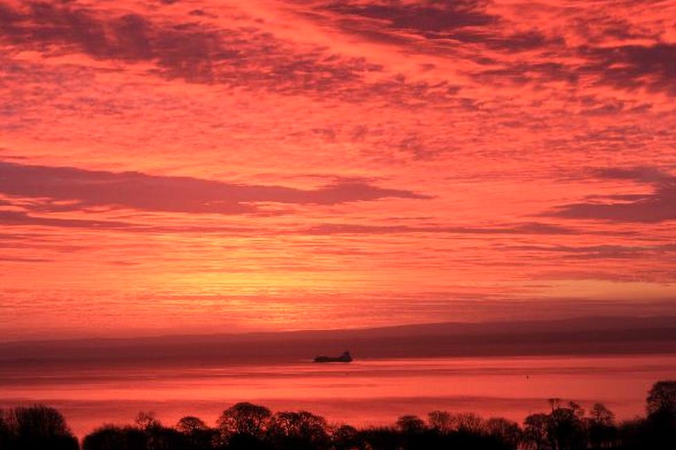 In Pictures: Stunning sunrise around Scotland to start the week - BBC News