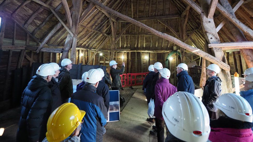 Tudor tithe barn re-thatching completed by Trust in Landbeach - BBC News