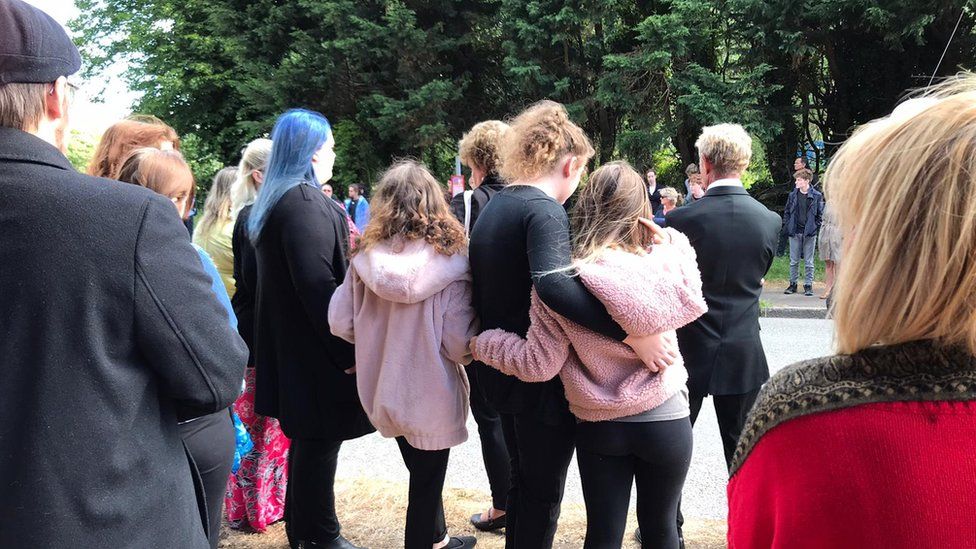 Gillian Davey funeral held after boat capsized in Cornwall - BBC News