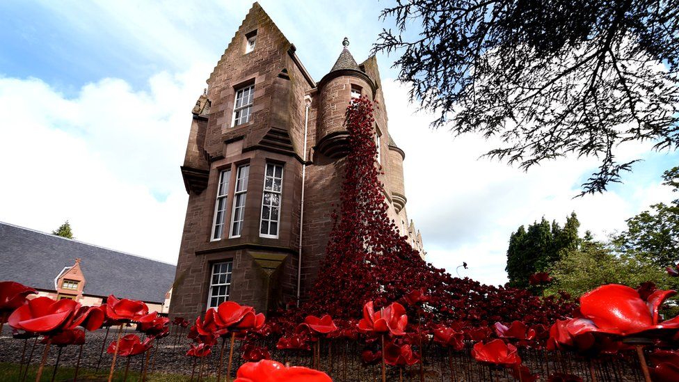 Weeping Window poppy sculpture opens in Perth - BBC News