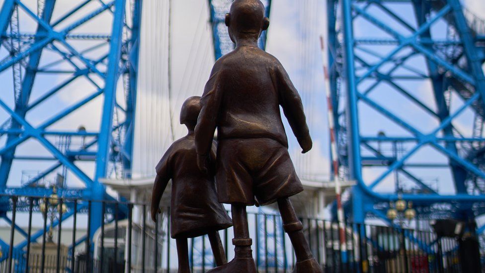 Middlesbrough sculpture honours industrial heritage - BBC News