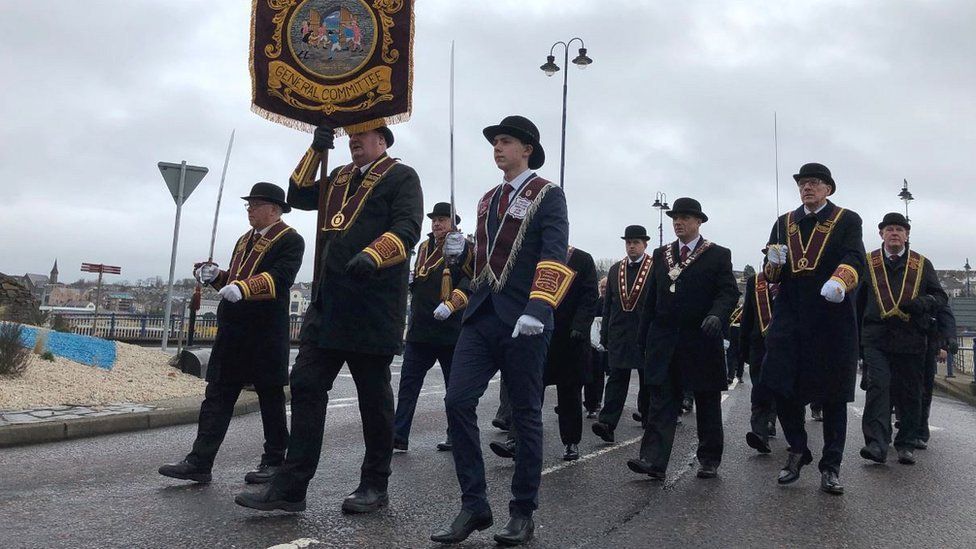 Londonderry: Thousands march in Apprentice Boys parade - BBC News