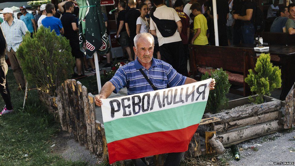 Bulgaria tensions lead to Roma home demolitions - BBC News