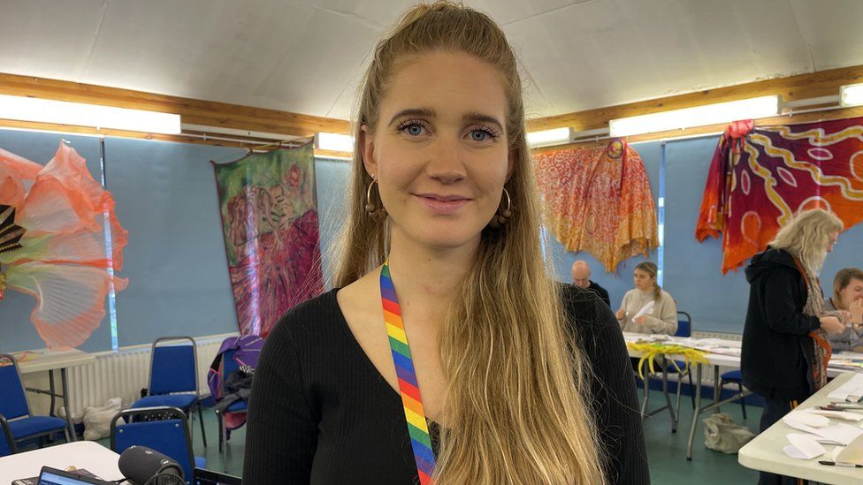 Bristol Teachers learn headdress making and dance for carnival - BBC News