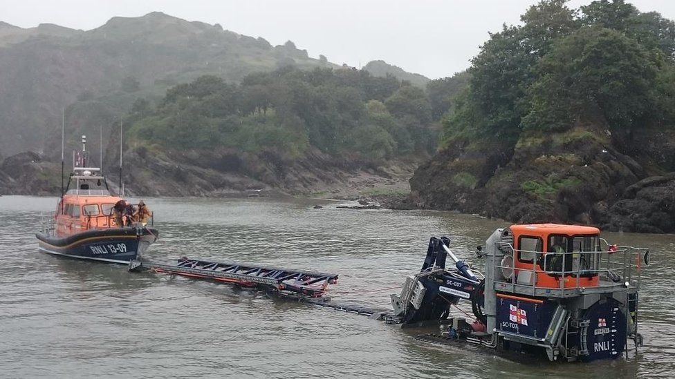 Knighton firm to make 37-tonne RNLI beach vehicles - BBC News