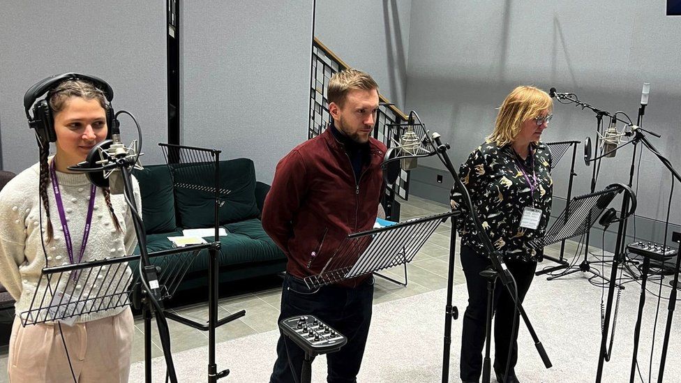 O rannu swyddfa gyda Zelensky i fywyd yng Nghaerdydd - BBC Cymru Fyw