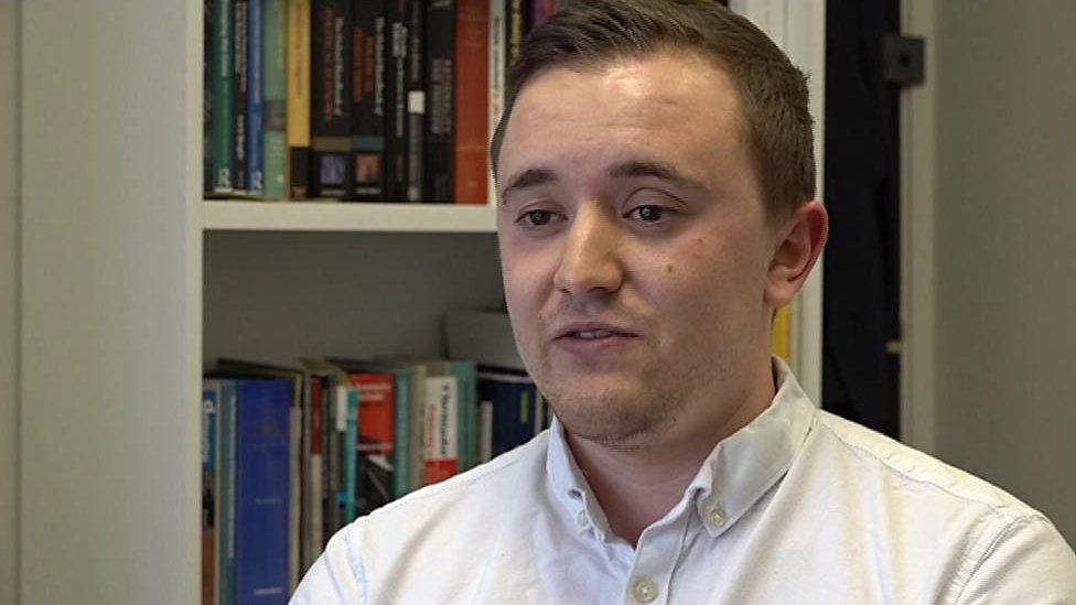 Cynghorau'n wynebu bwlch ariannu o bron i £750m - BBC Cymru Fyw