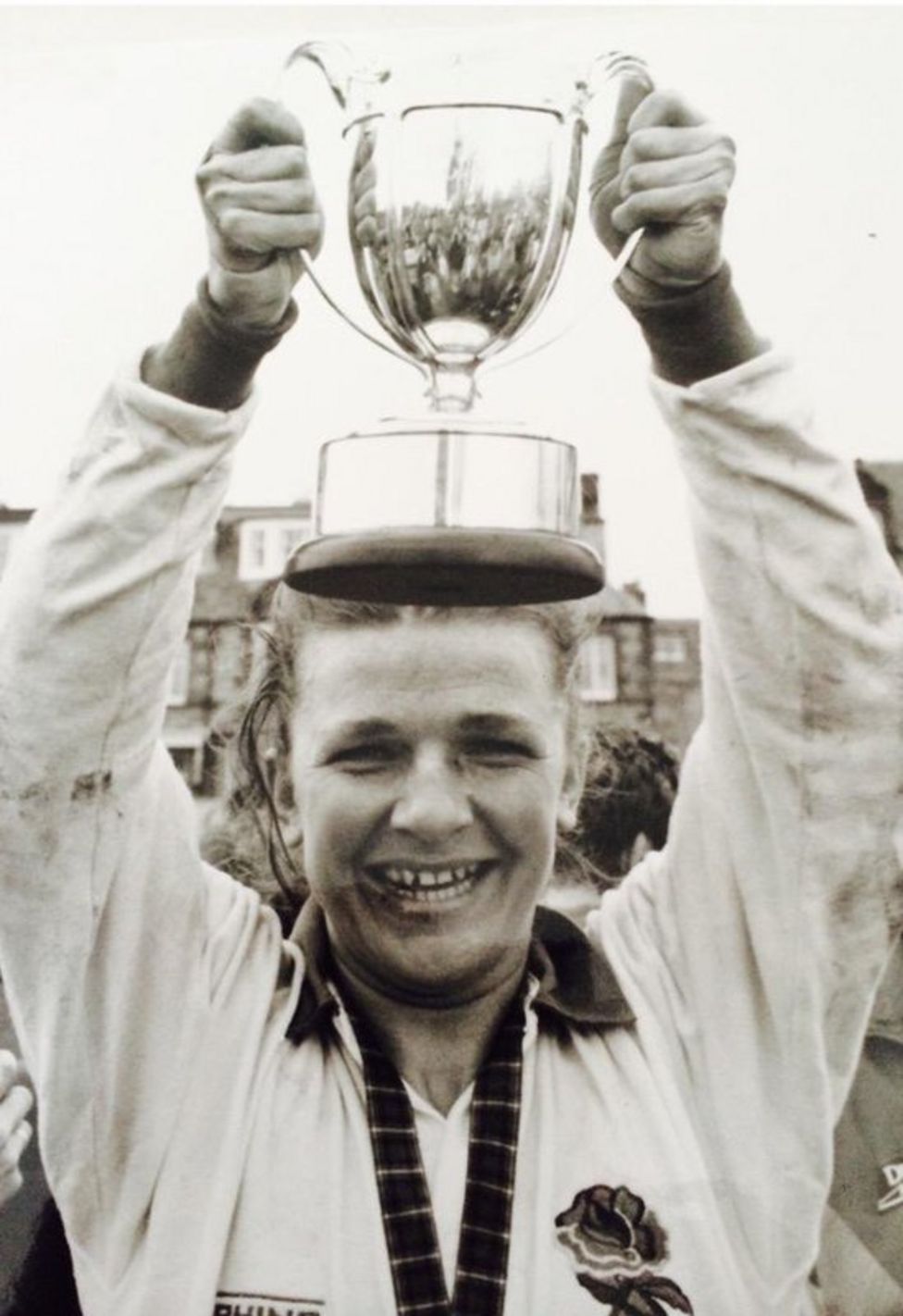 Ex-England rugby captain Gill Burns camps in bar - BBC News