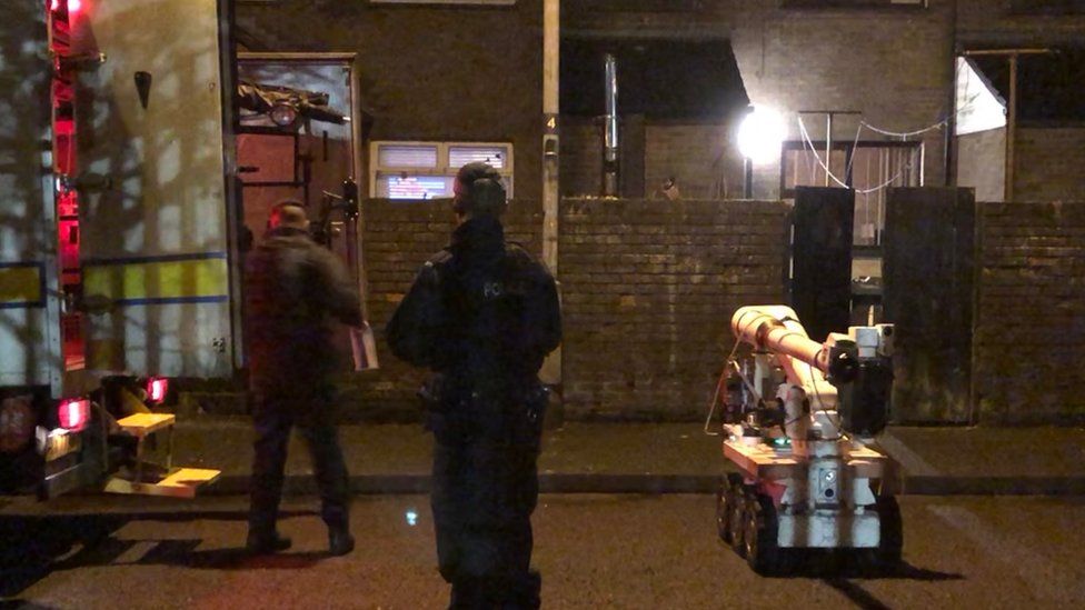 Londonderry bomb: Police seize suspected gun after searches - BBC News