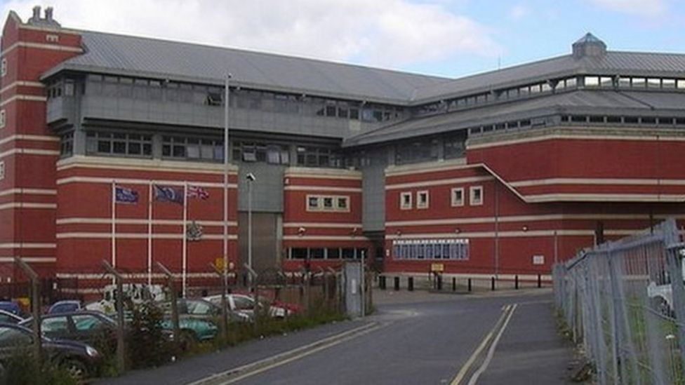Killer Stuart Horner protests on roof of HMP Manchester - BBC News