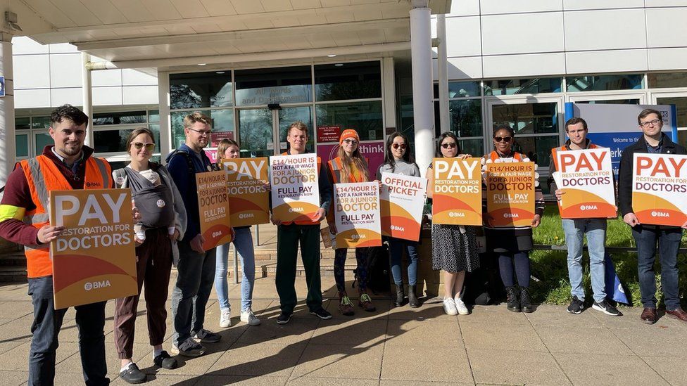Reading junior doctors striking for 'pay restoration' - BBC News