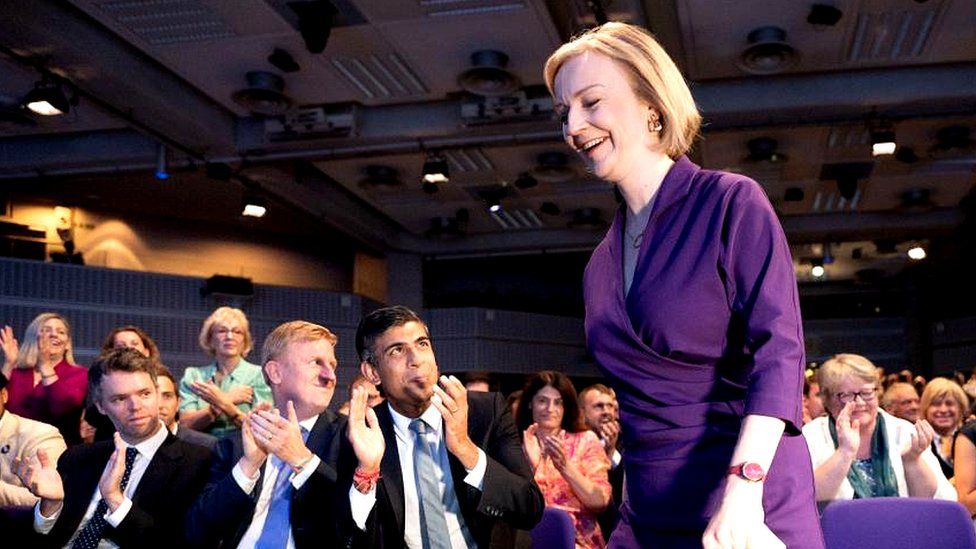 L﻿iz Truss committed to remain Norfolk MP after No 10 exit - BBC News