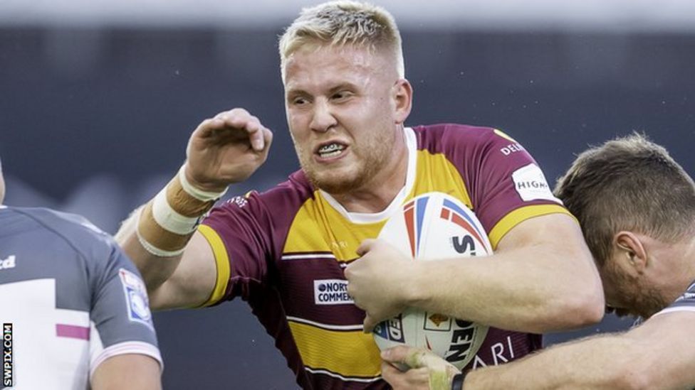 Oliver Wilson: Huddersfield Giants prop signs four-year deal - BBC Sport