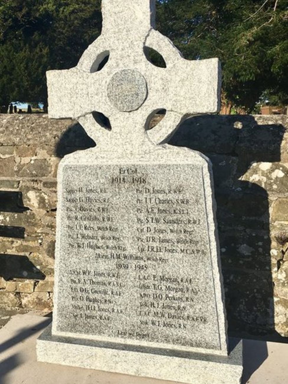 Dadorchuddio cofeb ryfel 'unigryw' i filwyr yn Sir Gâr - BBC Cymru Fyw