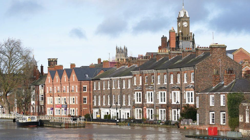 York flooding: Build defences outside city, council says - BBC News