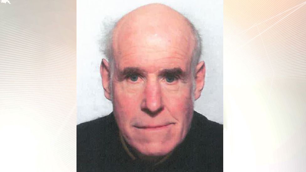 Hiker Stephen Gibson missing on North York Moors - BBC News