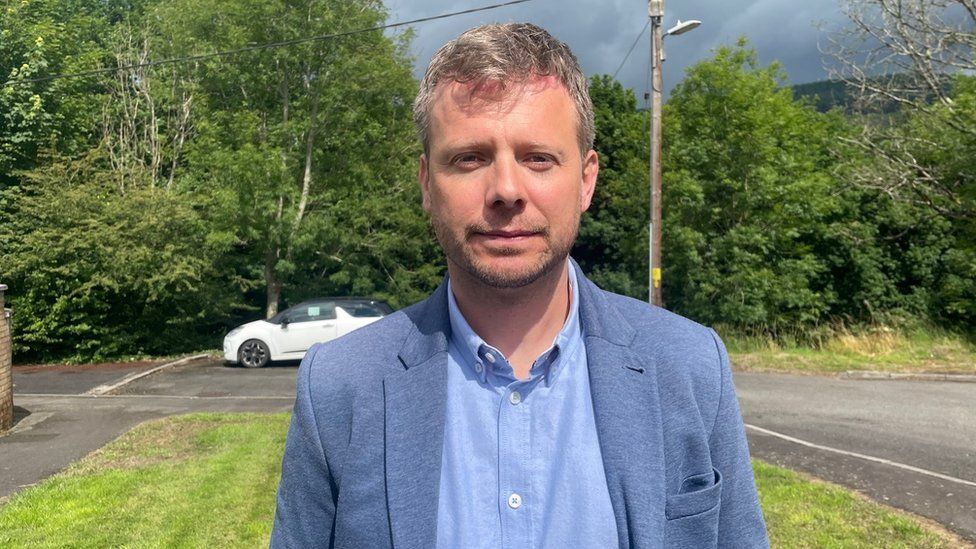 Prosiect yng Nghastell-nedd yn helpu pobl i gael swydd - BBC Cymru Fyw