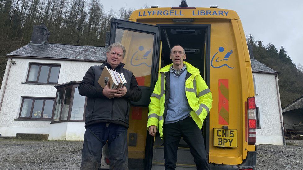 Y llyfrgell deithiol sy'n amhrisiadwy i gefn gwlad Ceredigion - BBC ...