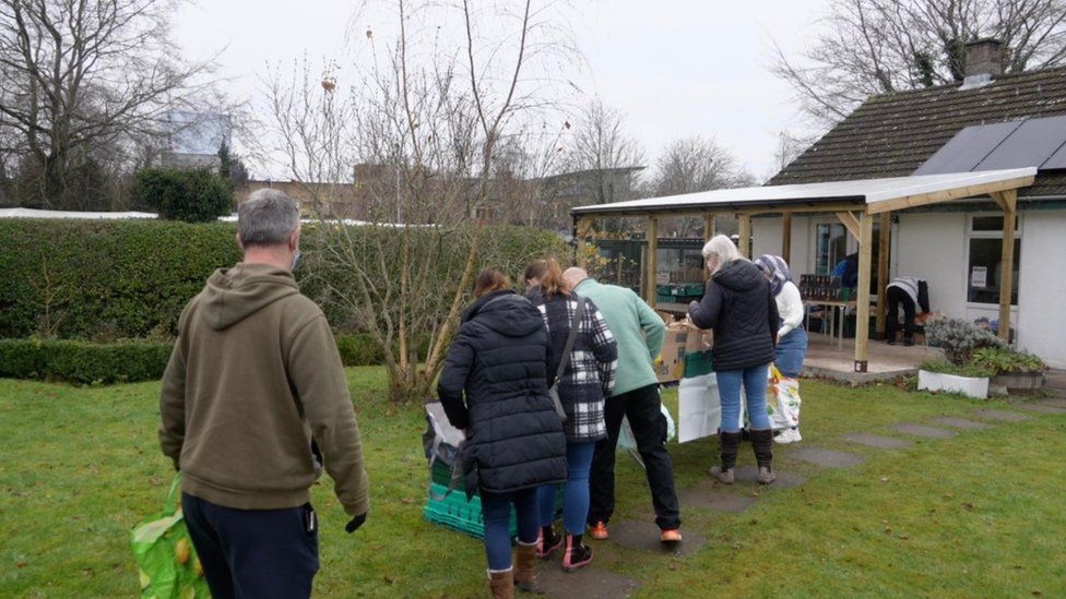 Newtown: Food saved from landfill feeds 465 people - BBC News