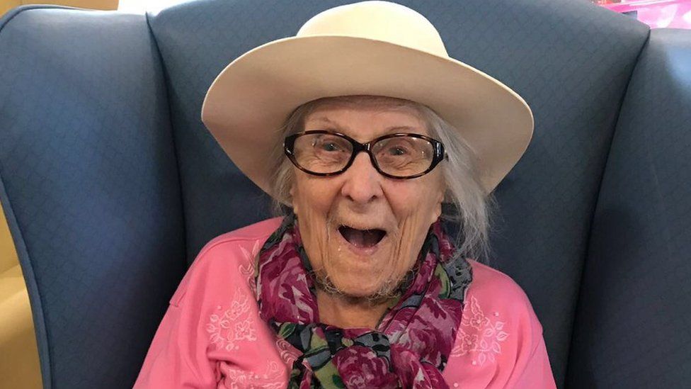 Distant cousin found in time for 104-year-old's funeral - BBC News