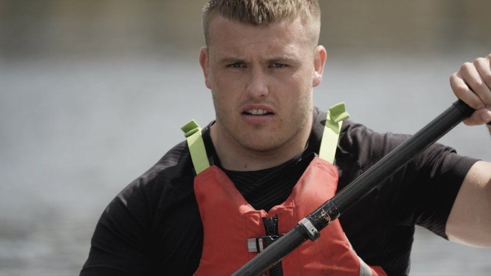 Ifan Phillips: Positifrwydd yn dilyn cyfnod heriol - BBC Cymru Fyw